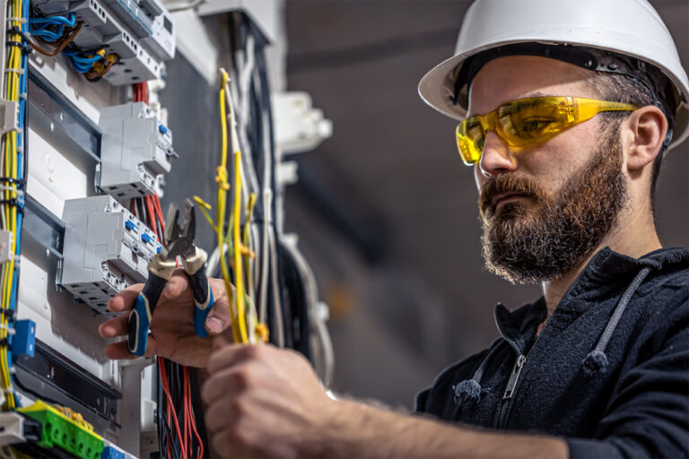 Electrical Contractor vs Electrician: What’s the Difference?